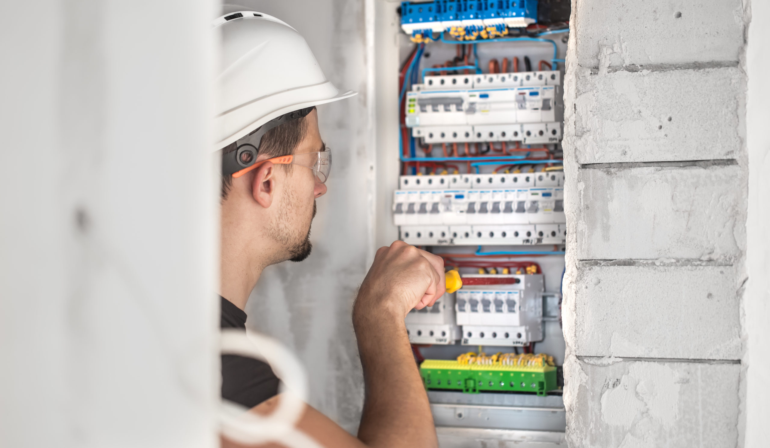 Electrician profession - salaries and required qualifications - Blog ...